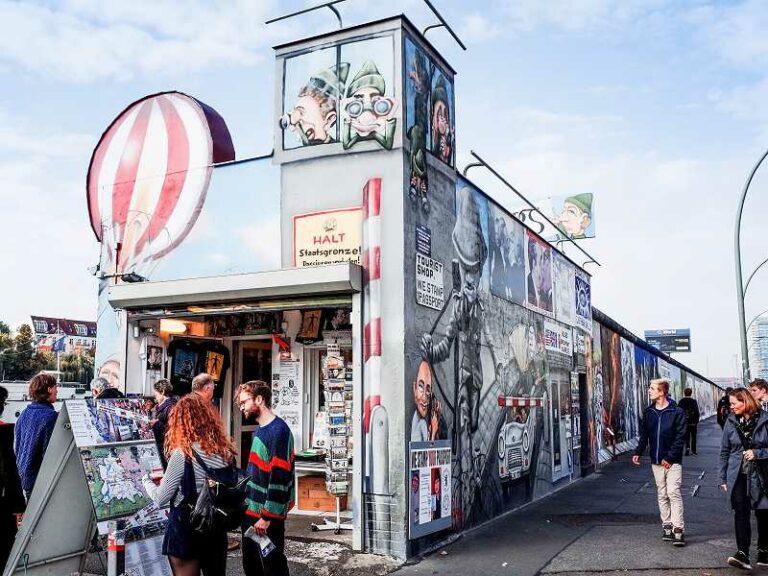 East Side Gallery in Berlin, Überreste der Mauer anschauen